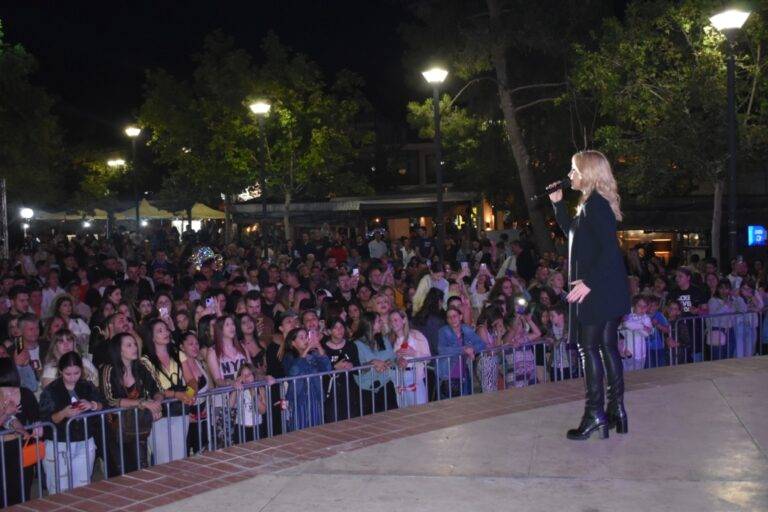 Χαμός στη συναυλία της Πέγκυ Ζήνα στα Άνω Λιόσια - Πολιτιστικές και ...